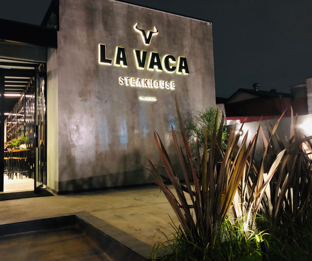 Amigos e clientes prestigiam a inauguração do La Vaca Steakhouse em ...