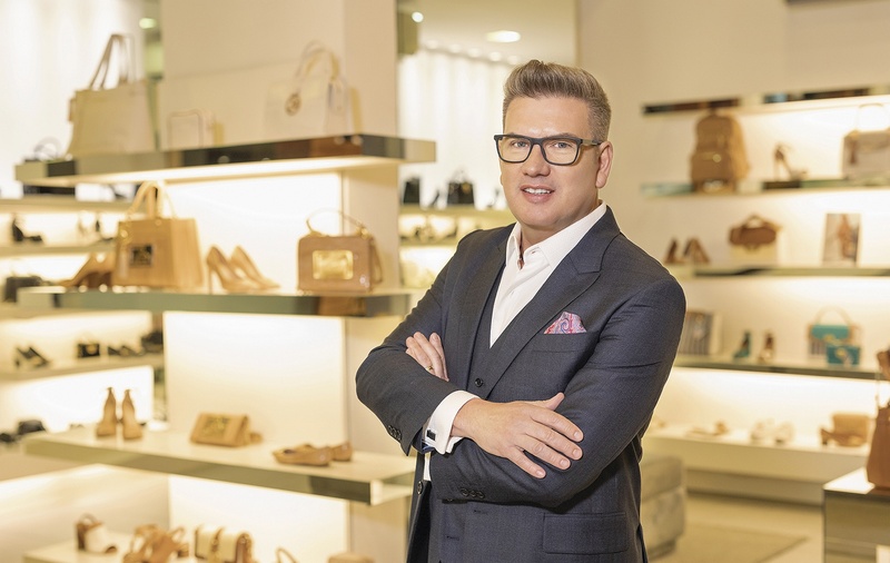 Designer Jorge Bischoff desembarca em Curitiba (PR) para celebrar 20 anos de sua marca