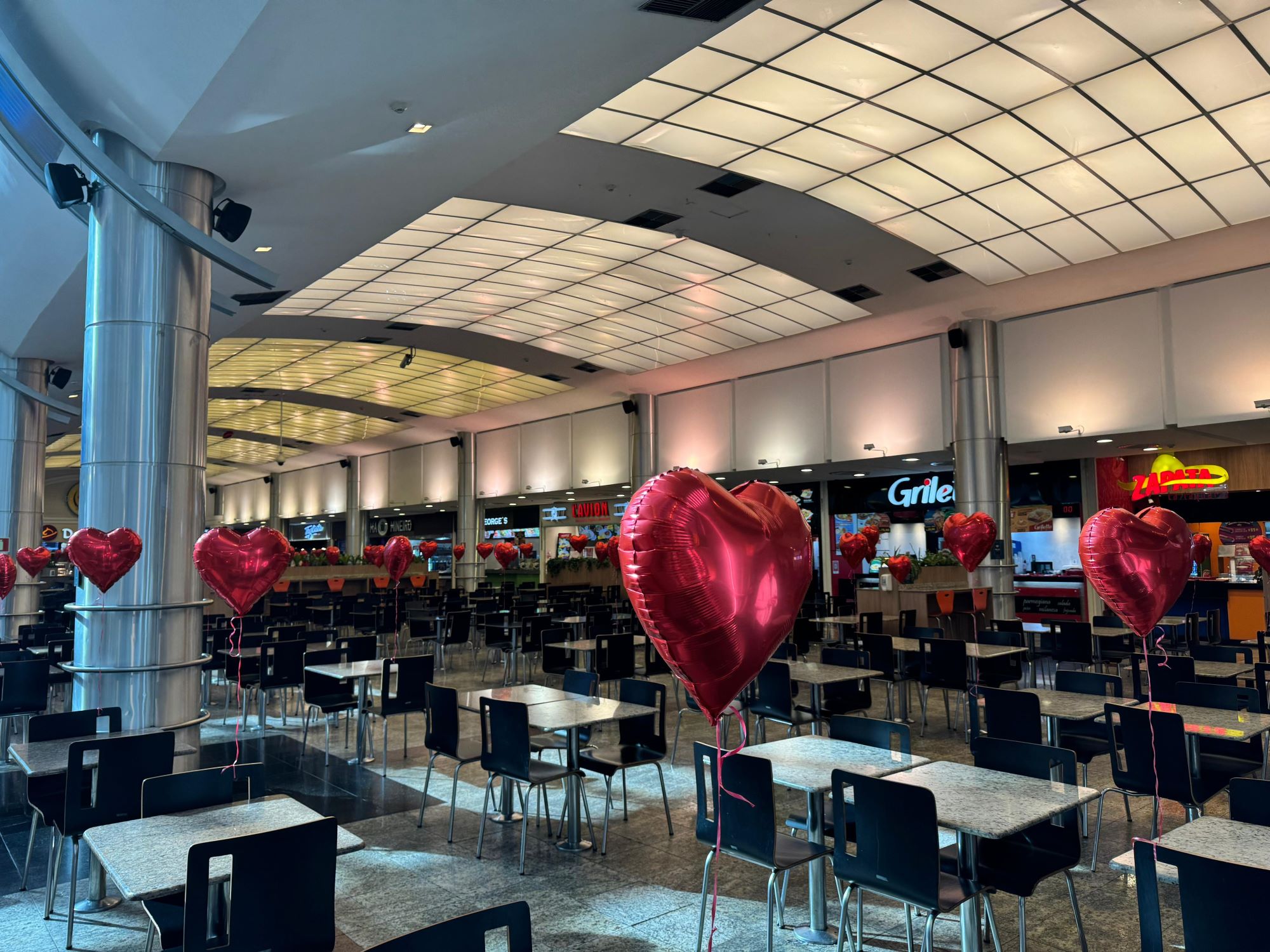 Balões de coração encantam no Dia dos Namorados do Shopping Estação