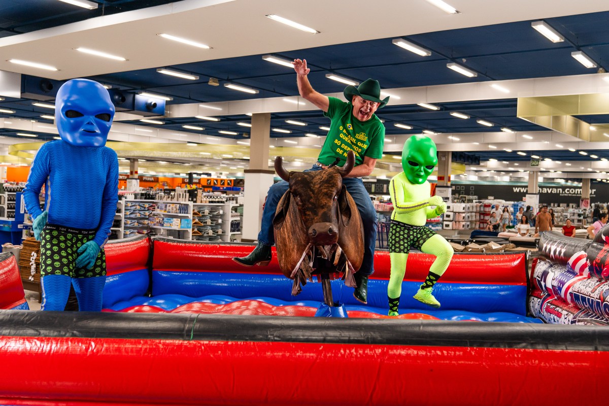 Havan de Parolin, Curitiba (PR) traz touro mecânico para diversão ...