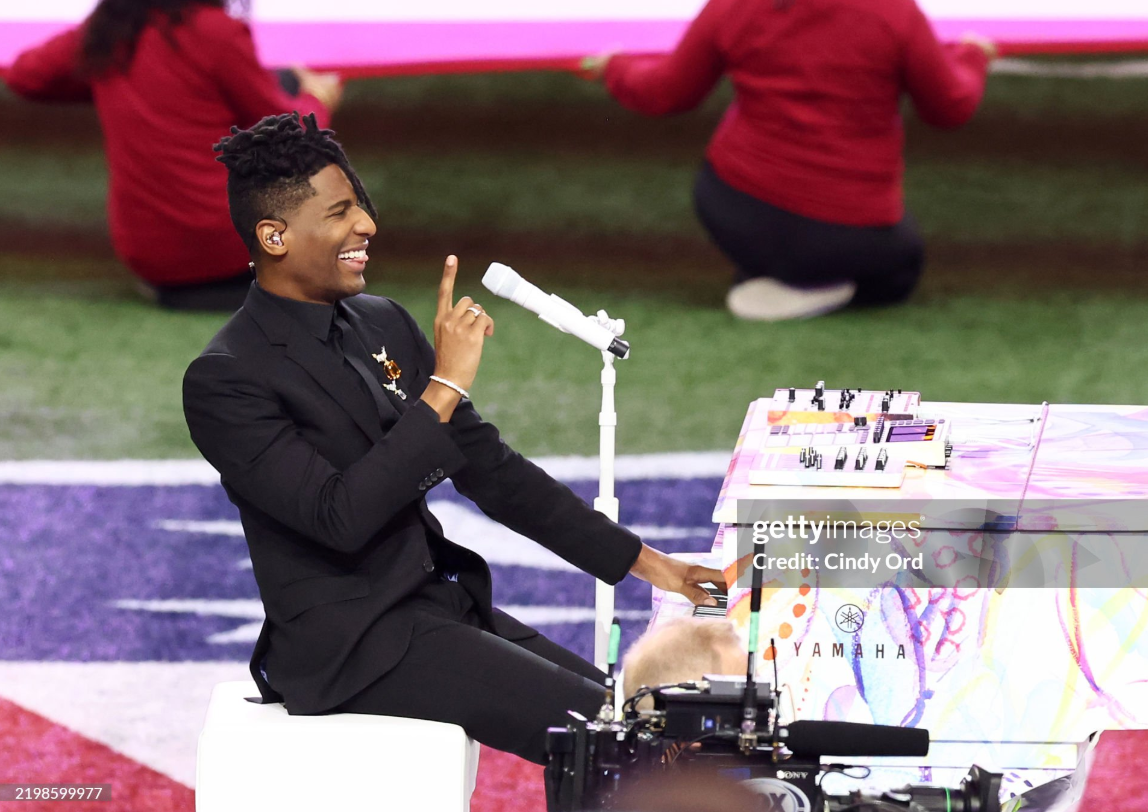JON BATISTE USA TIFFANY & CO. DURANTE SUA APRESENTAÇÃO DO HINO NACIONAL ...